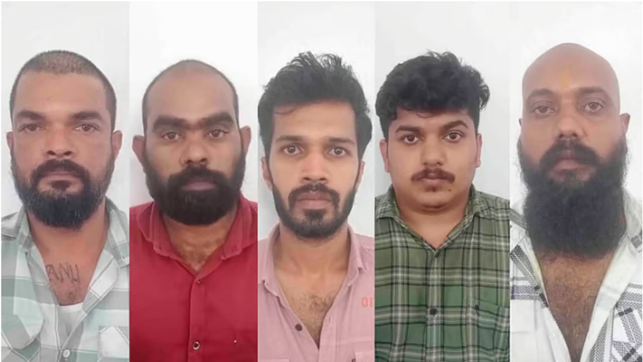 ഒരു കണ്ടെയ്നർ ലോറി, 2 പിക്കപ്പ് വാൻ, ഒരു കാർ; രാത്രി വാഹനങ്ങ ...