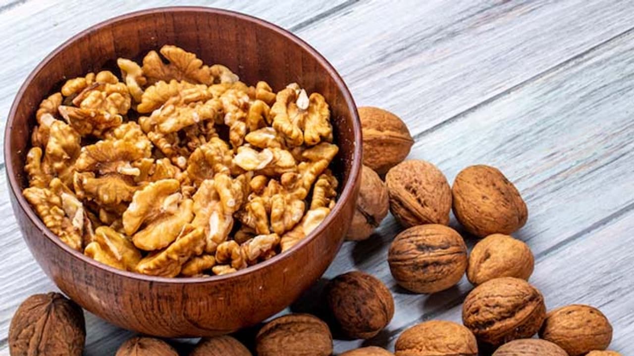What is the right way to eat Walnuts? Health benefits, risks, daily ...