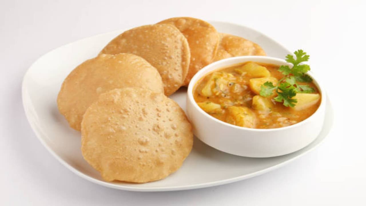 Authentic hotel style poori sagu recipe : ಮನೆಯಲ್ಲೇ ರೆಡಿ ಮಾಡಿ ಹೊಟೇಲ್ ಸ್ಟೈಲ್ ಗರಿಗರಿಯಾದ ಪೂರಿ ಸಾಗು ...