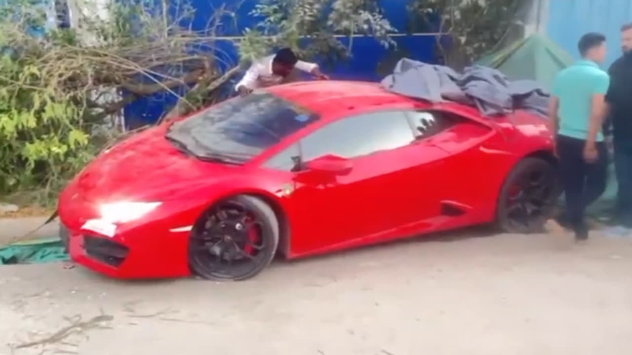 नोएडा में Lamborghini Huracan का तांडव: दो मजदूरों की जिंदगी में आया ...
