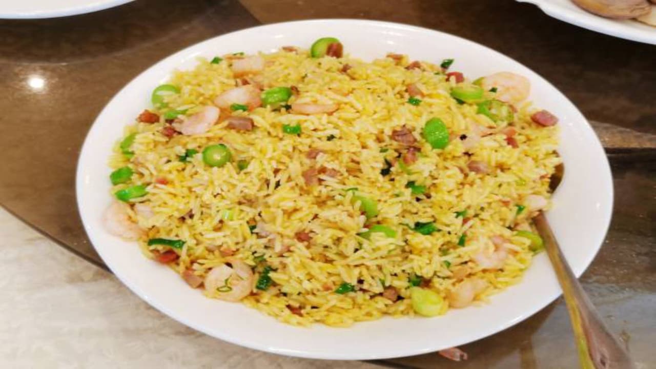 रेस्टोरेंट जैसा स्वाद घर में! 8 Tips से बनाएं मछली फ्राइड राइस | Fish ...