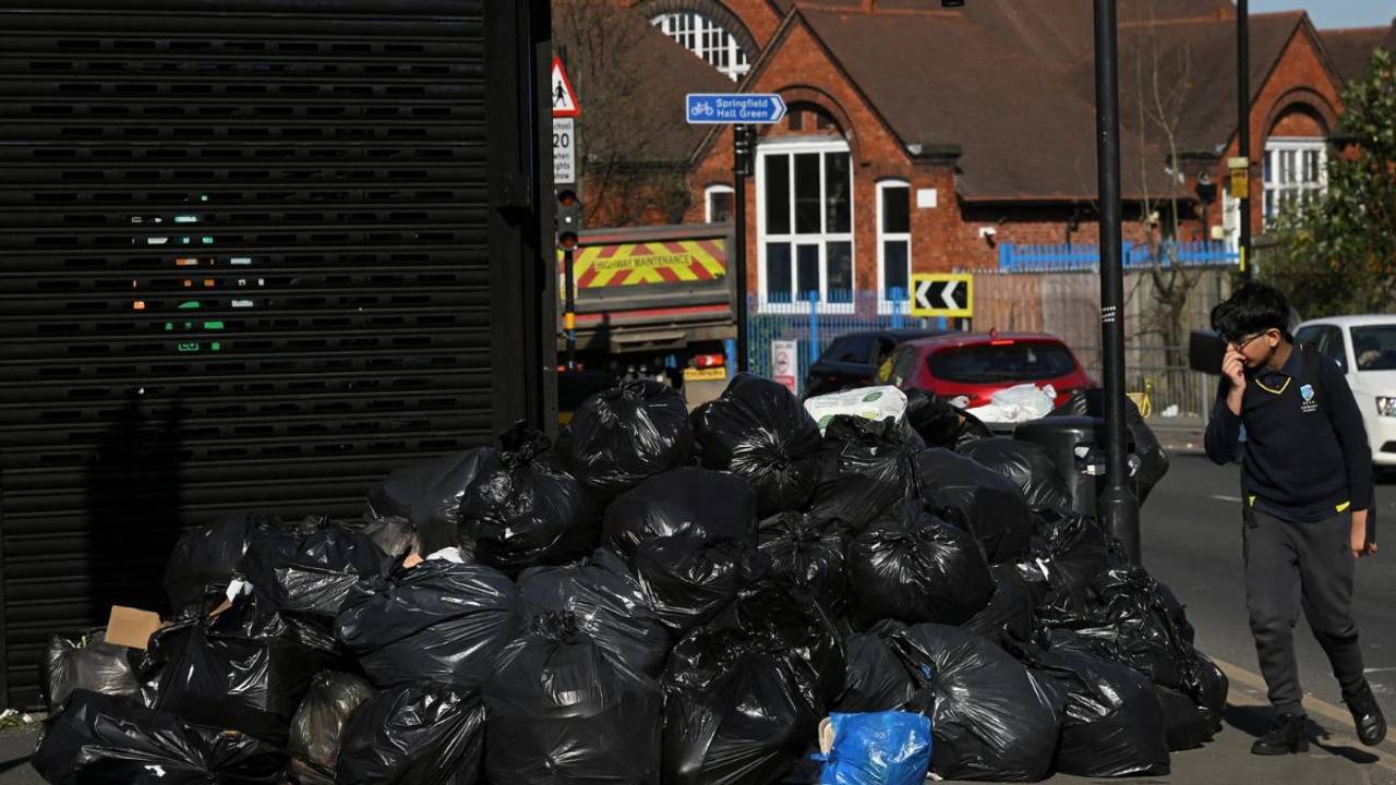 Birmingham garbage strike: குப்பை மேடாக மாறிய பிரிட்டன் நகரம்! சாலையில் ...