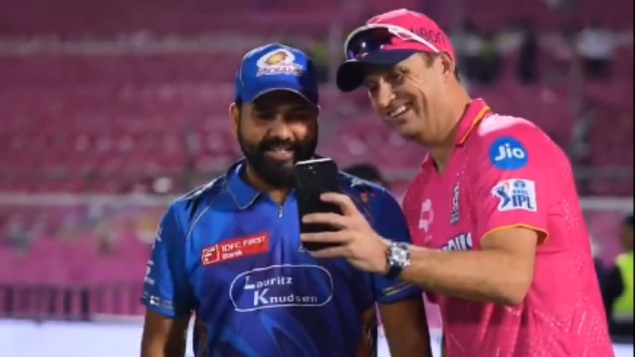 IPL 2025 MI star Rohit gifts his bat to RR coach Bonds son | Asianet ...