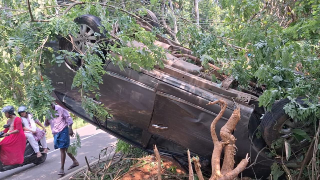 innova accident: ടയർ പൊട്ടി നിയന്ത്രണം വിട്ട ഇന്നോവ കാർ | Traveling For ...