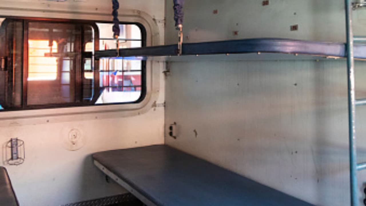 39 year old women suffer head injury middle berth collapses on her ...