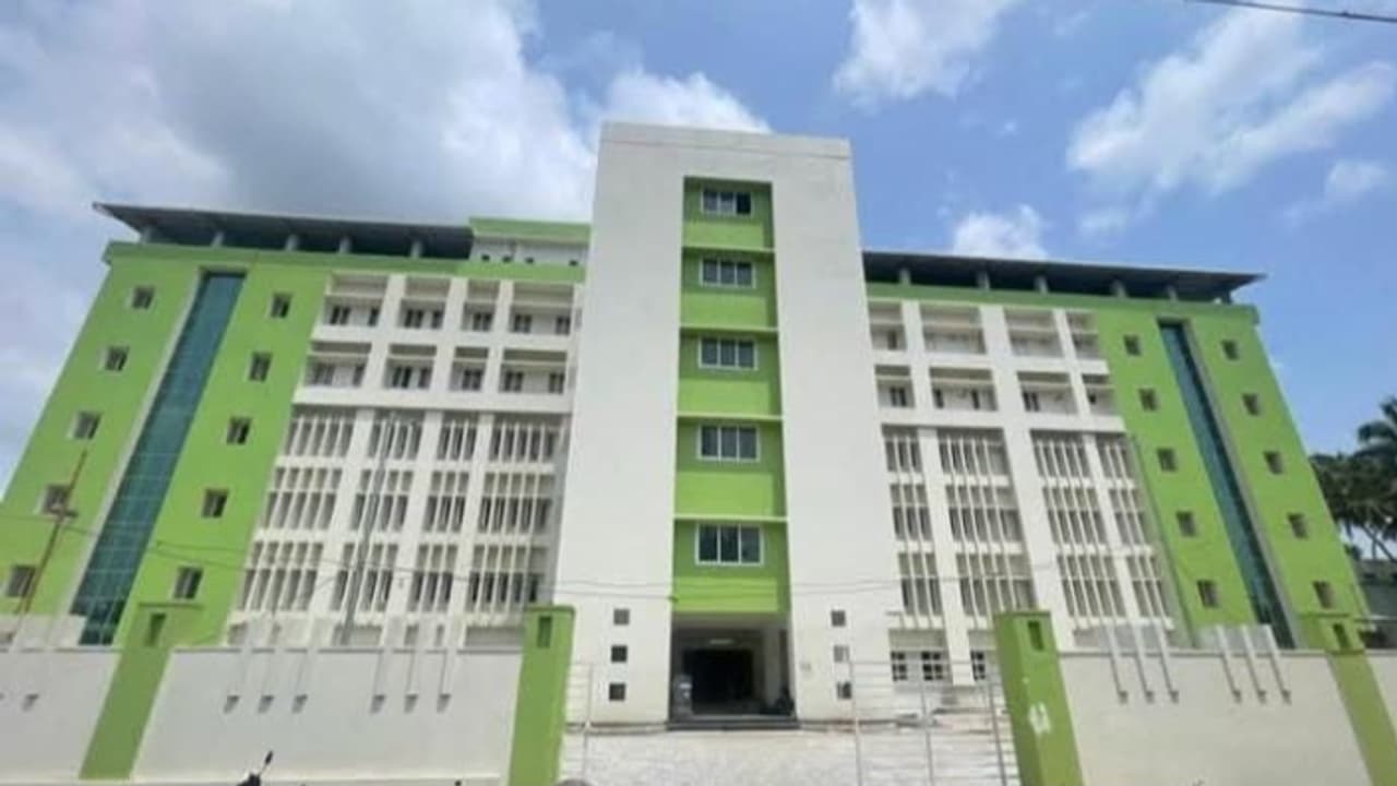 Chittur Taluk Hospital:'ഫ്ലാറ്റല്ല, ഇത് ചിറ്റൂര്‍ താലൂക്ക് ആശുപത്രി ...