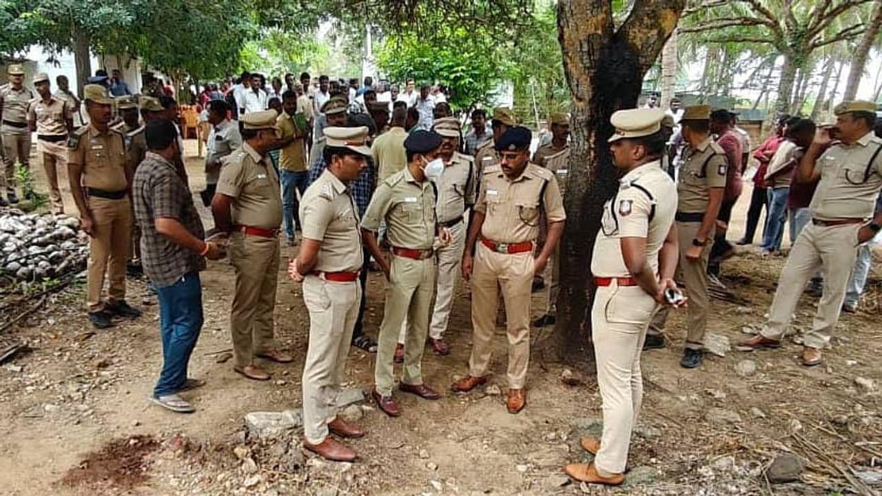 Erode murder arrest : கொங்கு பகுதியை கதி கலங்க வைத்த தொடர் கொலைகள்.! குற்றவாளிகள் சிக்கியது ...