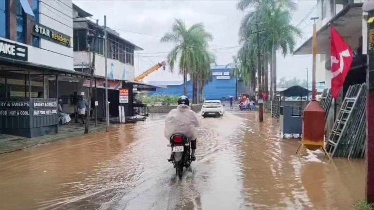 heavy rain in various places in kerala heavy rain continues in Kannur ...