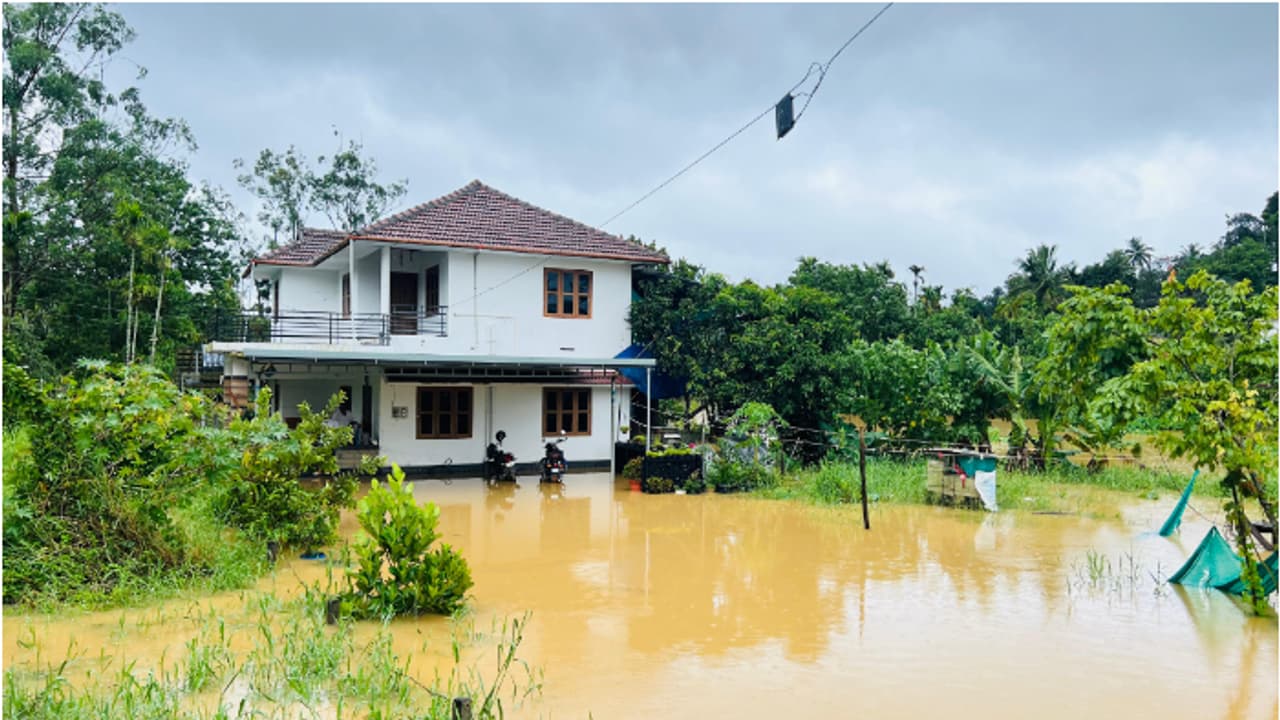 Heavy rain continues, relief camp opened in Wayanad; Traffic ...