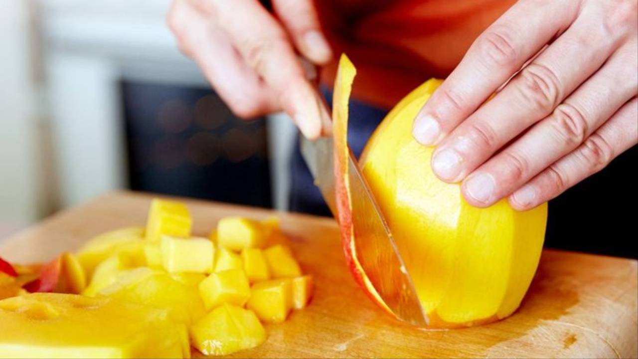हर गर्मी में आजमाएं ये Mango Peel Hack, स्वाद और सेहत दोनों मिलेगा ...