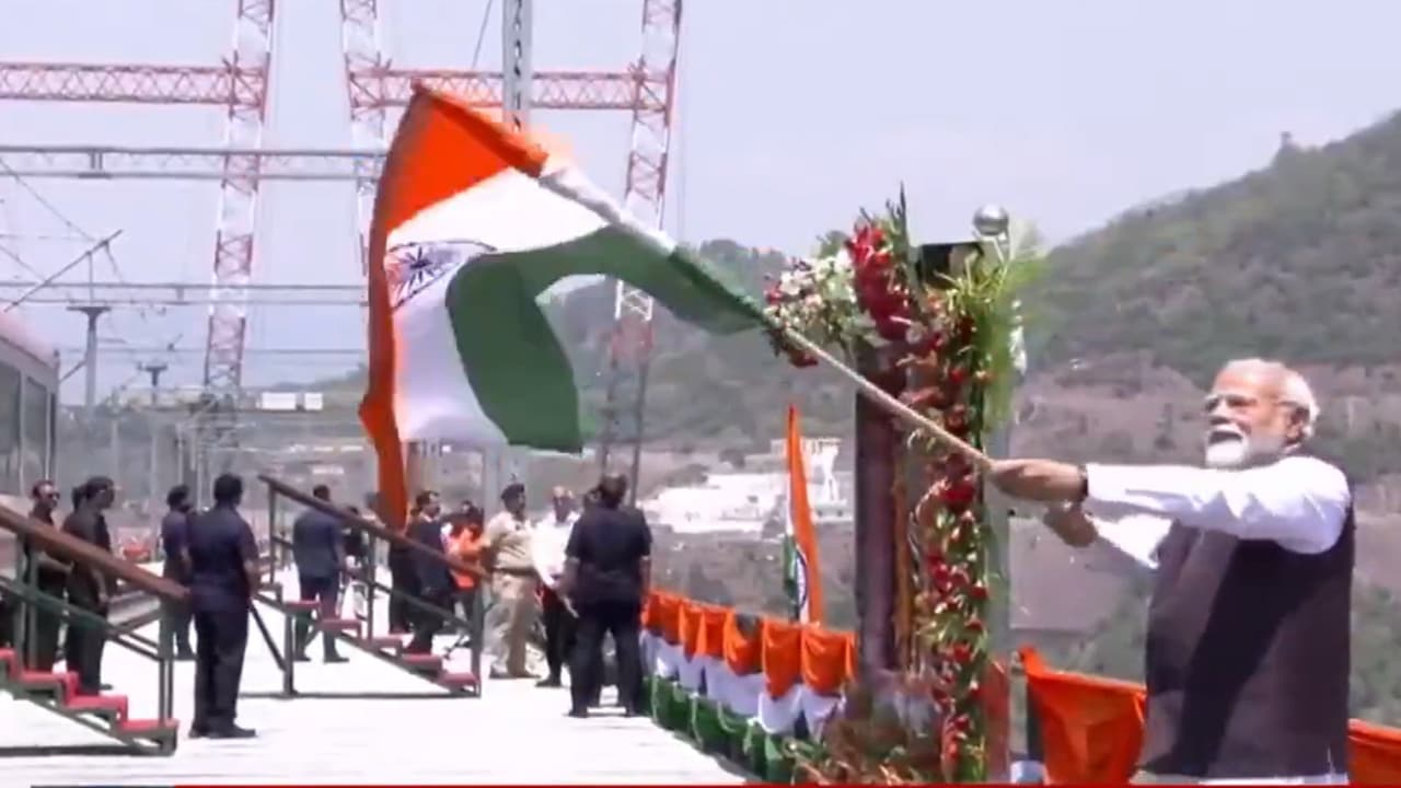 पीएम नरेंद्र मोदी ने किया चिनाब पुल का उद्घाटन, वंदे भारत ट्रेन को ...