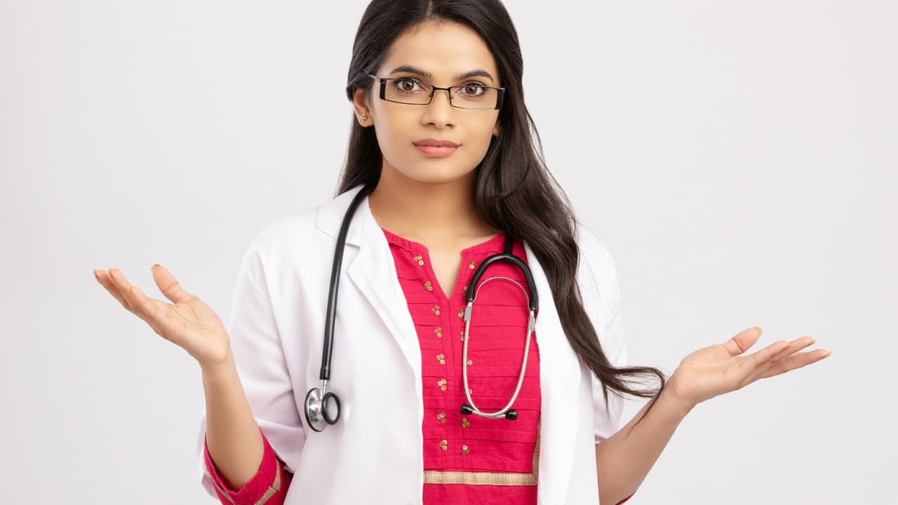 विदेश से MBBS करने के बाद भारत में डॉक्टर कैसे बनें? जानिए पूरी प्रक्रिया | How To Become Doctor ...
