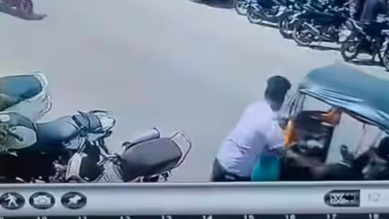 Auto Rickshaw Rolls Down Slope with Kids Inside | ಮಕ್ಕಳಿದ್ದ ಆಟೋವನ್ನು ...