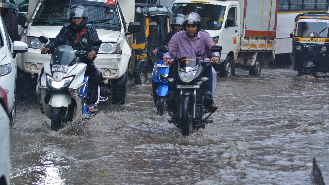 Telugu States Weather : తెలుగోళ్లకు వింత అనుభవం... ఇక్కడ భారీ వర్షాలు ...