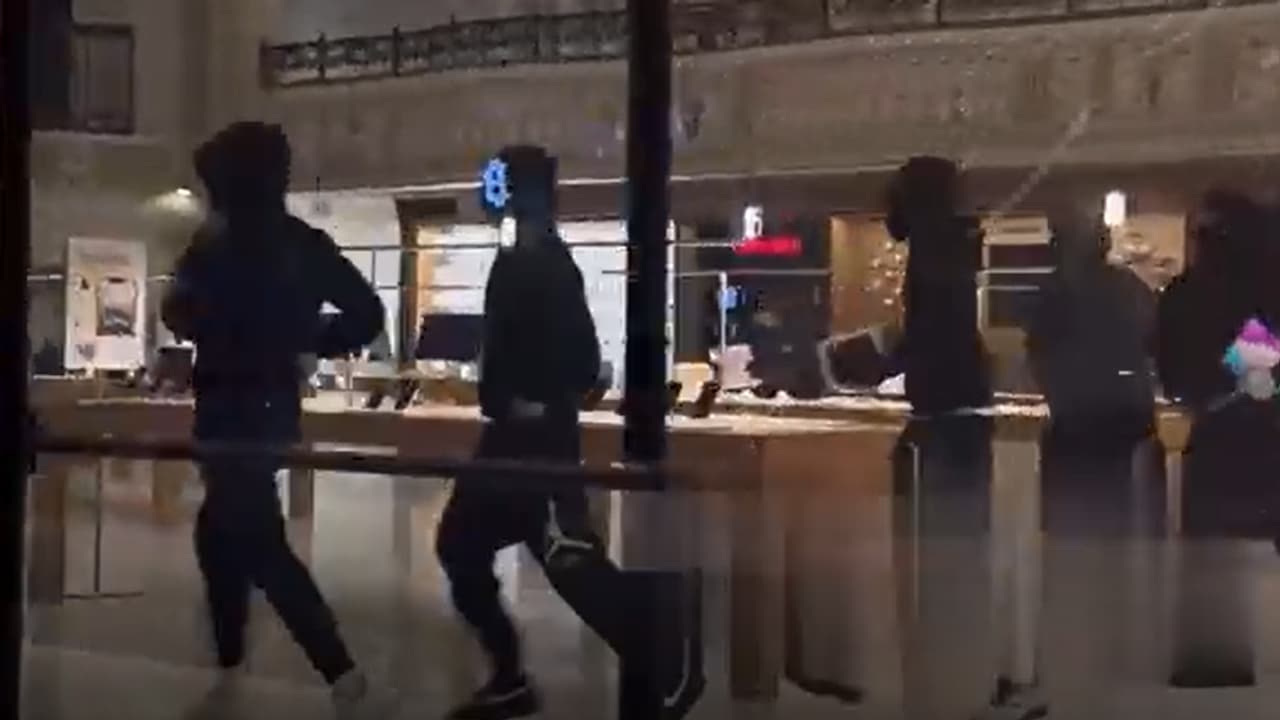 Masked looters hit Apple store ആപ്പിൾ സ്റ്റോറിലേക്ക് പാഞ്ഞുകയറി ...