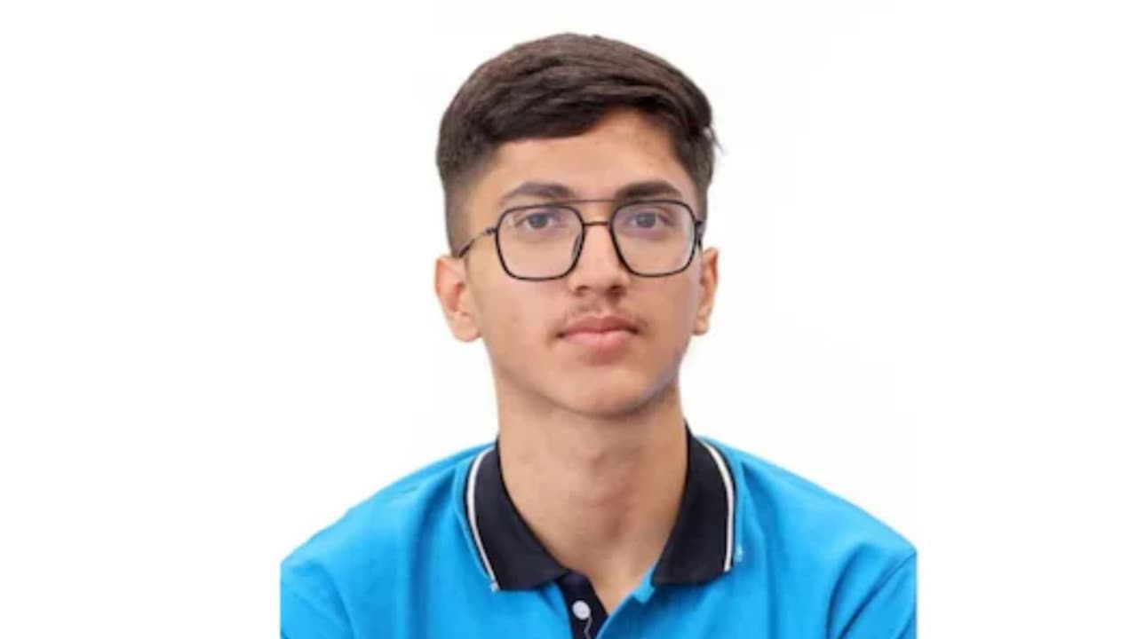 NEET 2025 Topper Success Story: देशभर में अव्वल रहे महेश कुमार, जानें ...