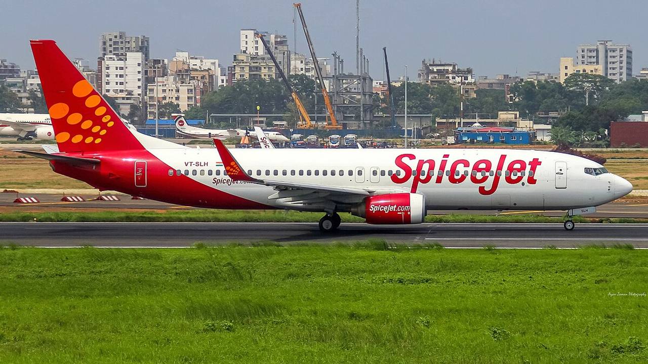 SpiceJet Flight पर हंगामा: AC न चलने पर यात्री कॉकपिट में घुसे, CISF ने ...