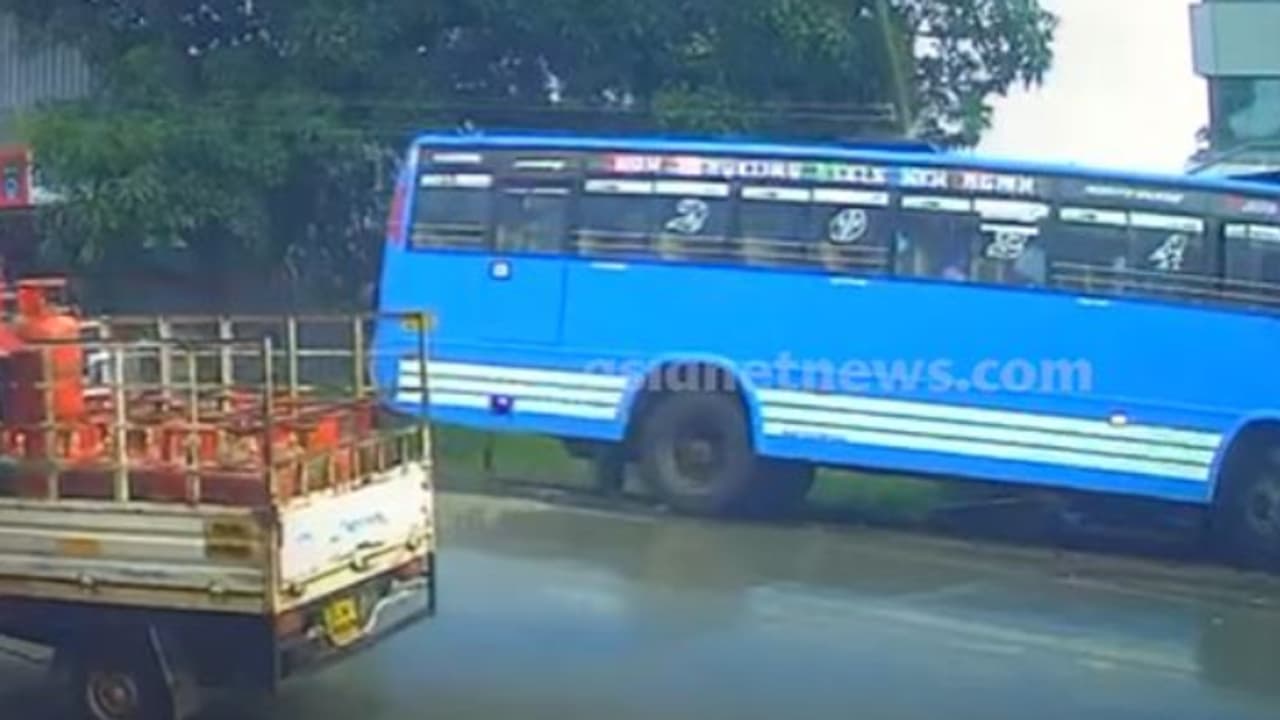 three women injured in private bus accident: ബസ് നിയന്ത്രണം വിട്ട് വെയിറ്റിംഗ് ഷെഡ്ഡിലേക്ക് ...