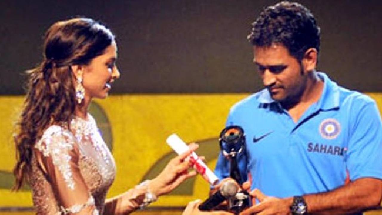 ಫೀಲ್ಡಿಂದ ಡಿಪ್ಪಿಗೆ ಧೋನಿ ಸಿಗ್ನಲ್, ಪಡುಕೋಣೆ ಖುಷ್, ಹಳೇ ವಿಡಿಯೋ ವೈರಲ್! | When Ms Dhoni Gave A Signal To ...