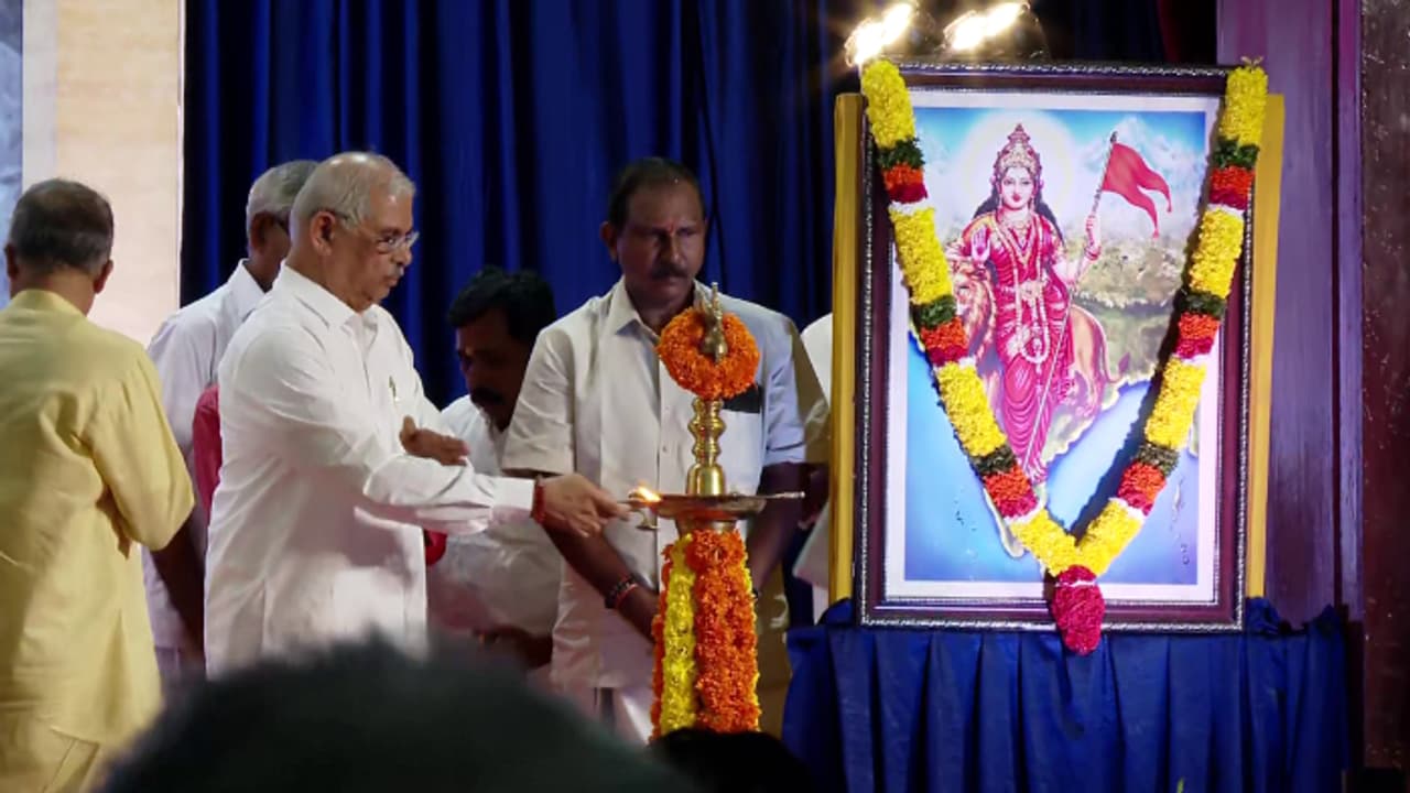 'കൊടിയാണ് പ്രശ്‌നം'; ഭാരതാംബ വിവാദത്തിൽ ഗവർണറോട് സർക്കാർ; ത്രിവർണ പതാക ...