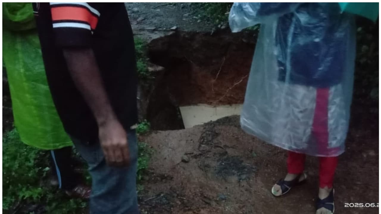 crater formed near Vellamunda വെള്ളമുണ്ട പുളിഞ്ഞാൽ ഫോറസ്റ്റ് സ്റ്റേഷ ...