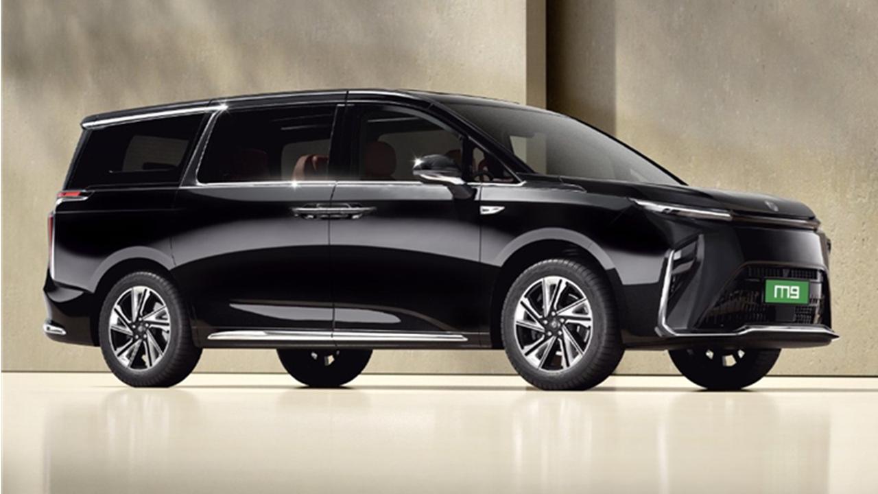 ഫുൾ ചാ‍ർജ്ജിൽ കേരളം ചുറ്റാം; കിയ കാർണിവലിന്‍റെ വിലയിൽ ടൊയോട്ട വെൽഫയറിന് ...