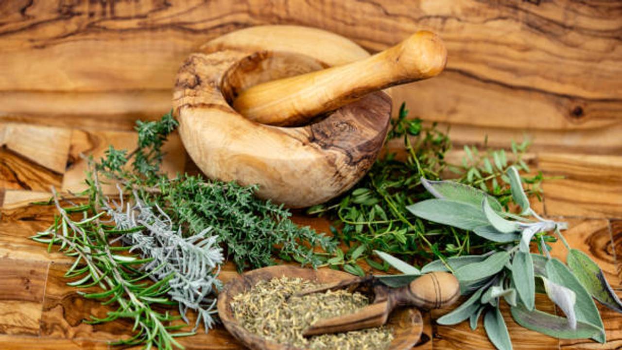 Immunity Booster : మీరు ఆరోగ్యంగా ఉండాలంటే.. సహాయపడే ఆయుర్వేద మూలికలు ...