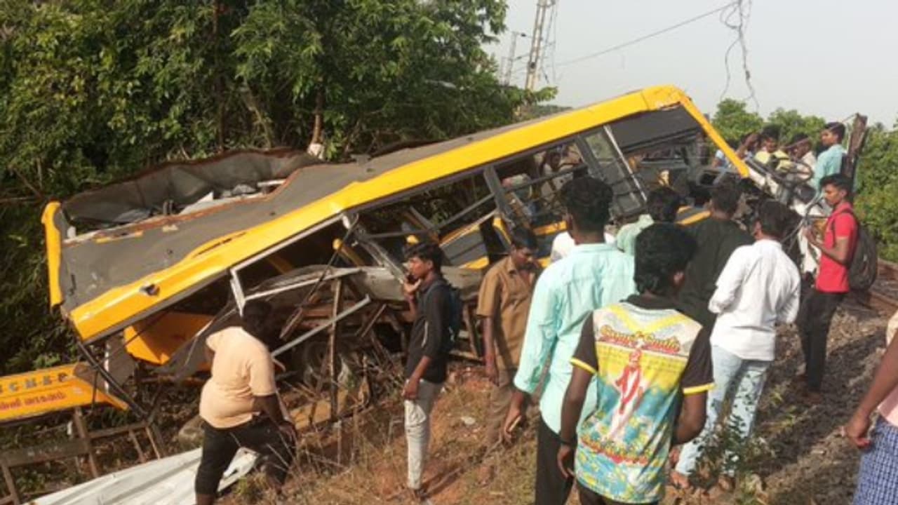 Cuddalore train school van accident gatekeeper suspended; സ്കൂൾ വാനിൽ ട്രെയിനിടിച്ച് വിദ്യാ ...
