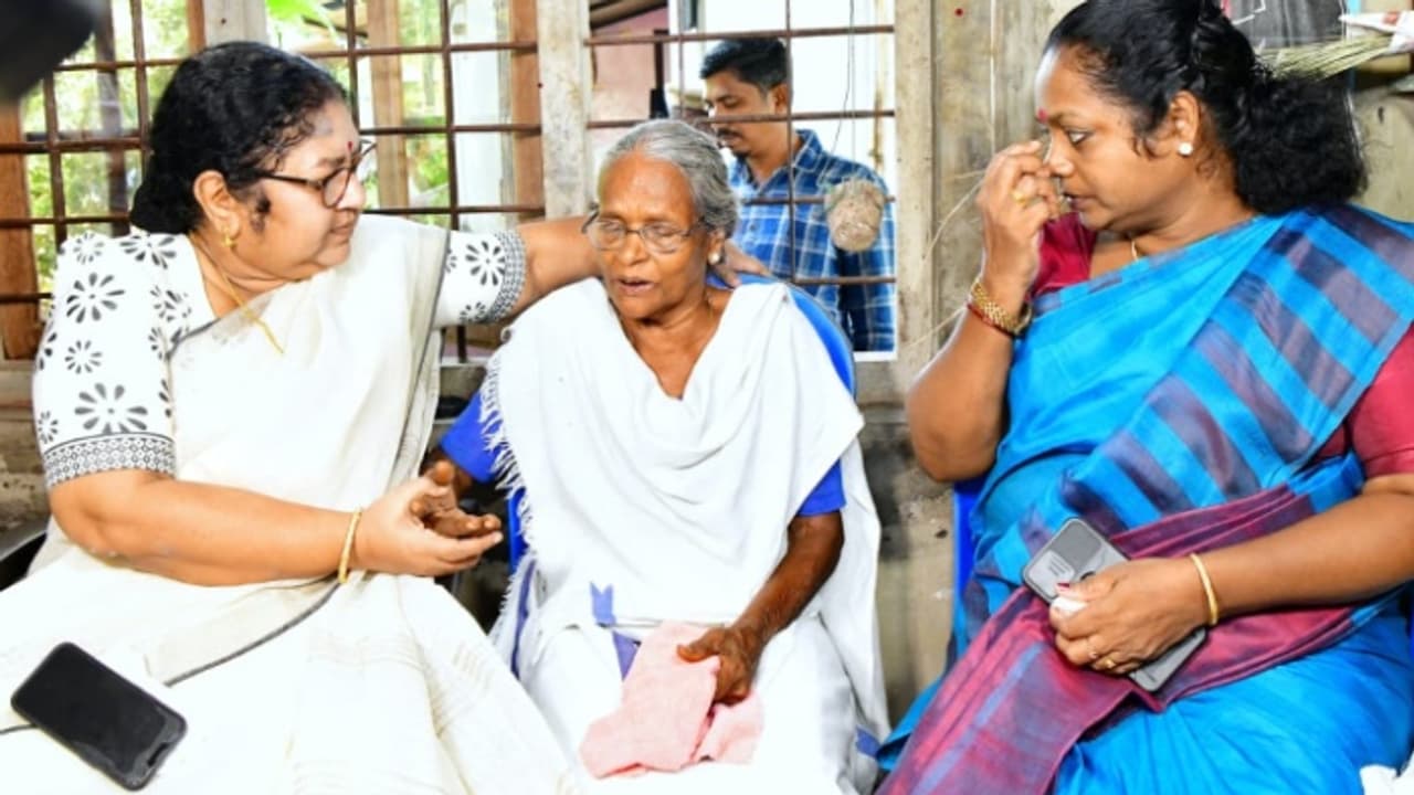 Minister R Bindu handed over agreement ബിന്ദുവിന്റെ വീട് പൂ ...