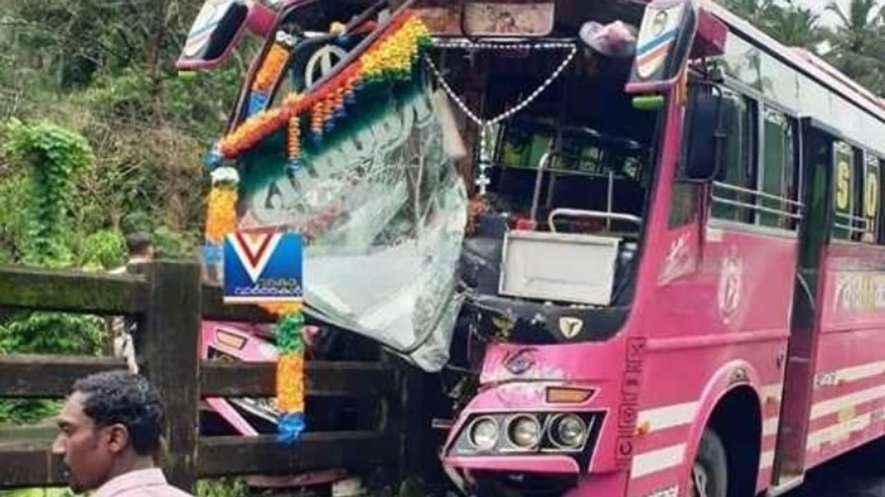 Over speeding prive bus run into bridge rail in kozhikode; സ്വകാര്യ ബസ് ...