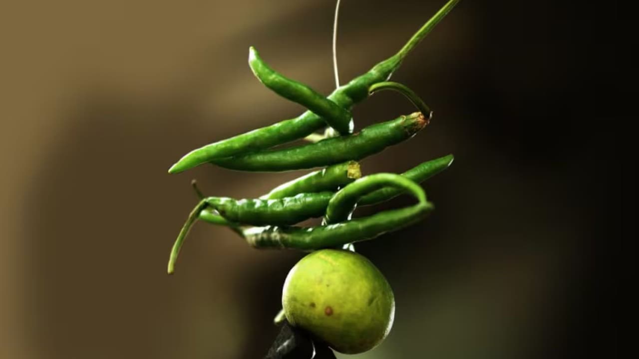 Lemon Chili Hack: Protection From Evil Eye? ದುಷ್ಟ ಕಣ್ಣು ದೂರ ಮಾಡುವ ನಿಂಬೆ ...