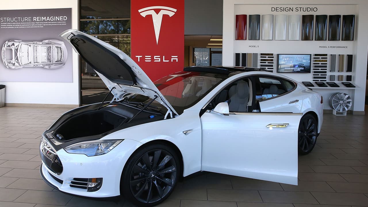 Tesla में हैं ये 10 साइंस फिक्शन जैसी खूबियां, जानें Elon Musk की कार ...