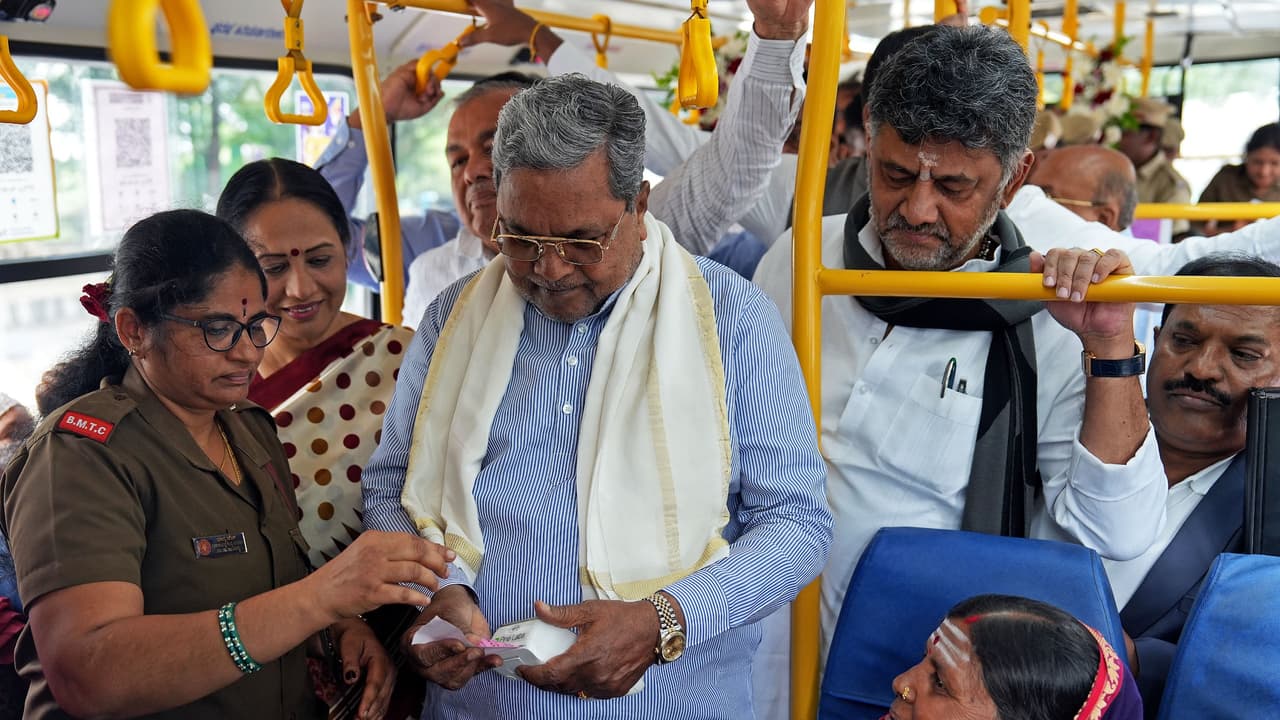 ಶಕ್ತಿ ಯೋಜನೆ 500ನೇ ಕೋಟಿ ಮಹಿಳಾ ಪ್ರಯಾಣಿಕರಿಗೆ ಪಿಂಕ್ ಟಿಕೆಟ್ ಕೊಟ್ಟ ಸಿಎಂ ...