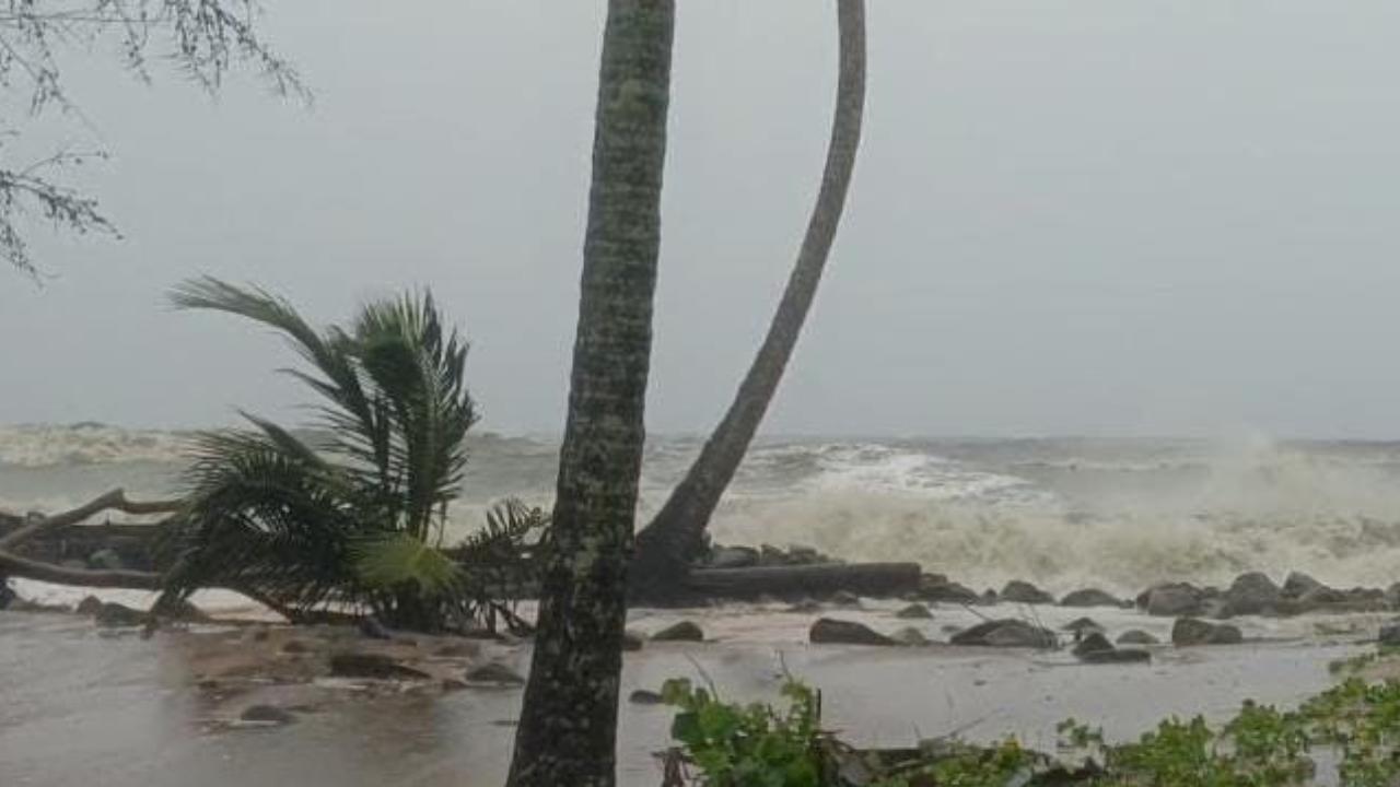 Sea erosion in Vadanappally വാടാനപ്പള്ളിയിൽ കടലാക്രമണം രൂക്ഷം; വീടുക ...