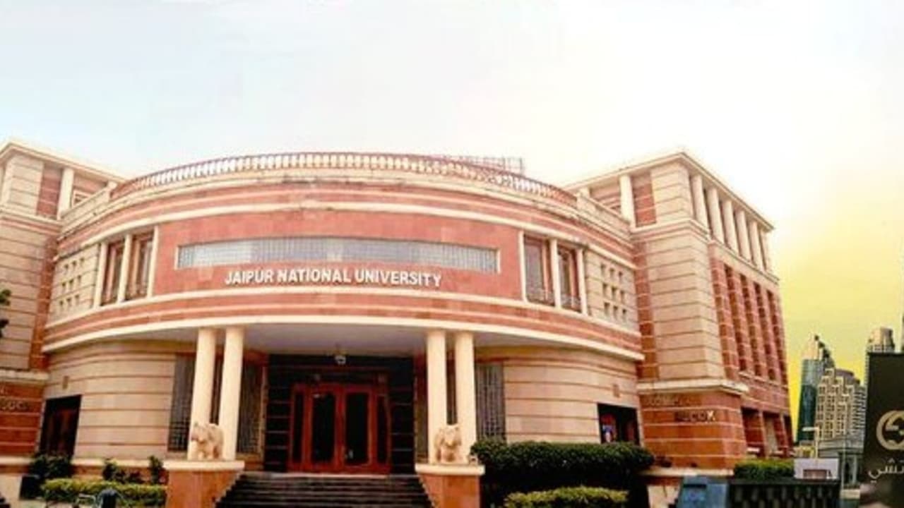 जयपुर में इनकम टैक्स विभाग की रेड, JNU और यूनिवर्सिटी संचालक संदीप बख्शी के आवास पर छापेमारी ...