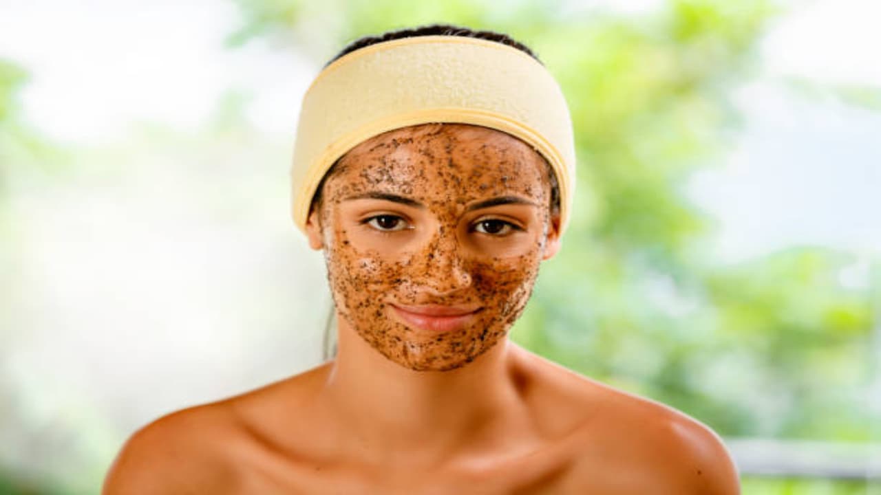 How to Use Coffee Powder for Glowing, Clear Skin: Simple DIY Skincare ...