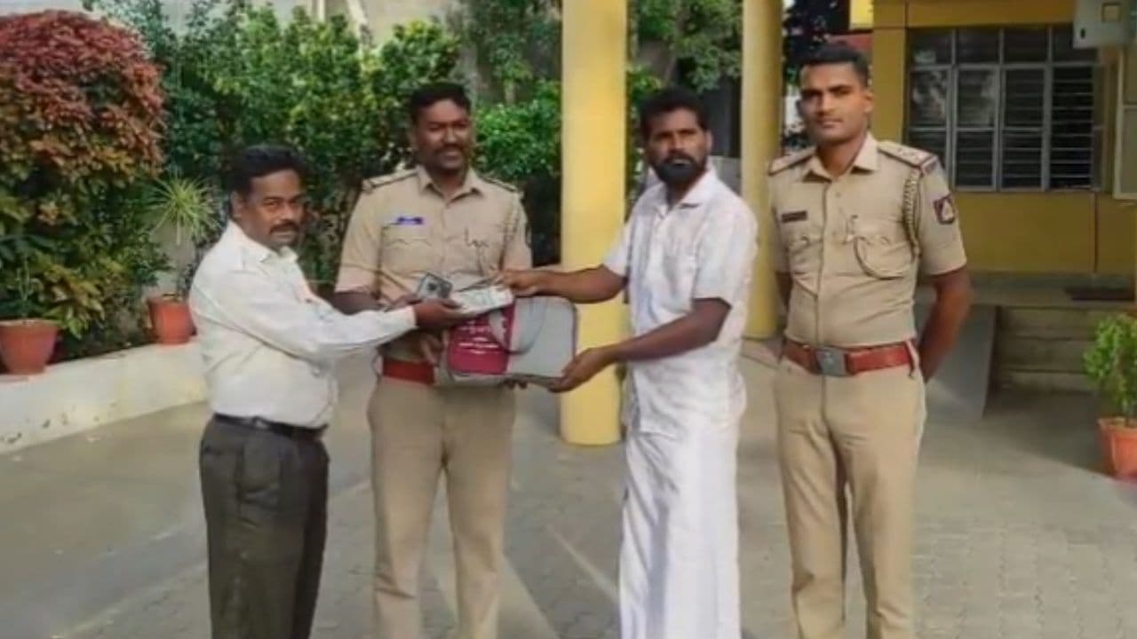 ರಸ್ತೆಯಲ್ಲಿ ಸಿಕ್ಕ ₹50,000 ಹಣದ ಬ್ಯಾಗನ್ನು ಕಂಕಳಲ್ಲಿಟ್ಟುಕೊಂಡು ಬಂದು ಪೊಲೀಸರಿಗೆ ಒಪ್ಪಿಸಿದ ಪ್ರಾಮಾಣಿಕ ...
