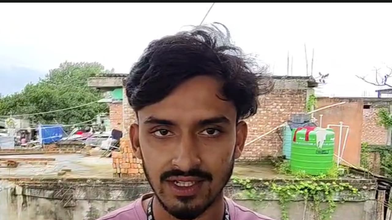 বিদ্যালয়ে ভর্তির জন্য চাওয়া হচ্ছে অতিরিক্ত ফি, সুপারকে ঘিরে বিক্ষোভ ...