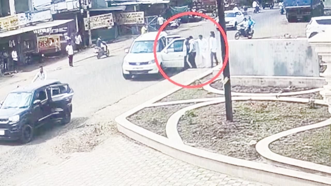 MP: चाचा-भतीजी का शादी के 20 दिन बाद अपहरण! CCTV में कैद हुई हरदा की ...