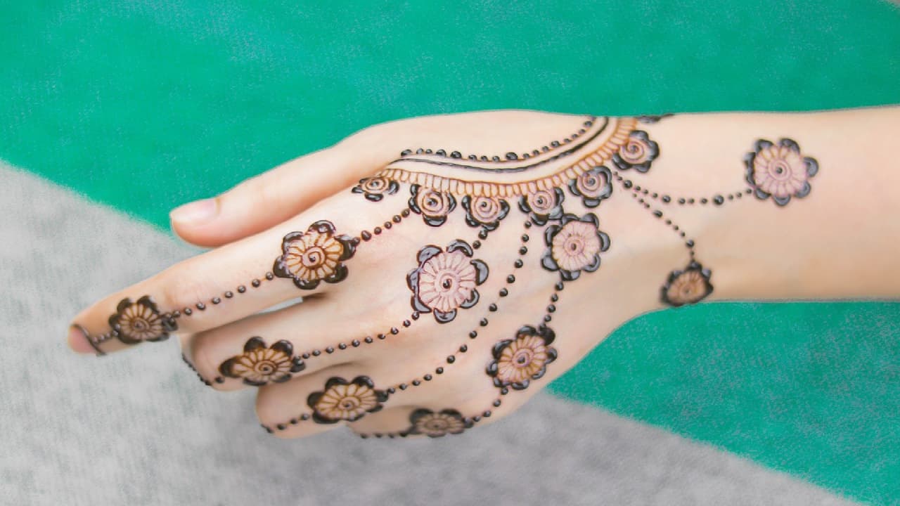 Mehendi Designs: పండుగల వేళ సింపుల్ మెహందీ డిజైన్లు ఇవిగో, వీటిని వేయడం ...