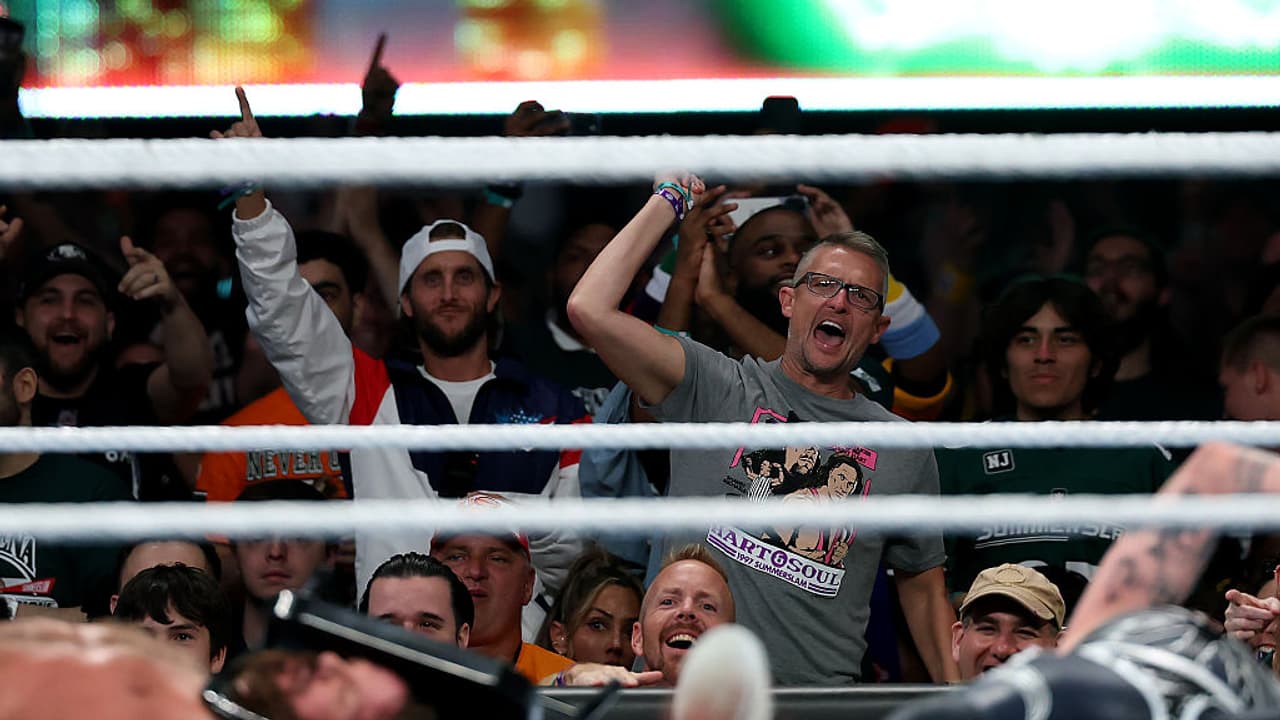 3 Subtle Moments on WWE RAW That Hint a Major Friendship Split Is About ...