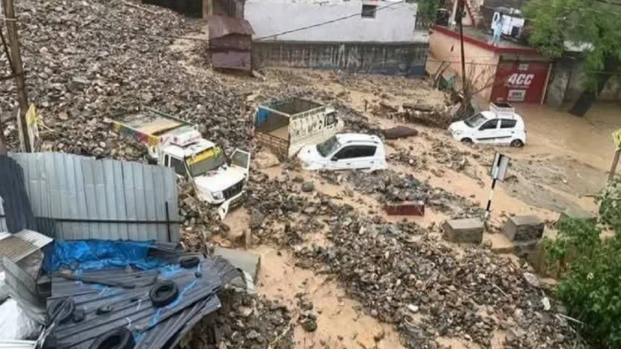 ఆకస్మిక క్లౌడ్ బరస్ట్... ఆ భారీ వర్షాలు దాటికి 12 మంది అక్కడికక్కడే ...