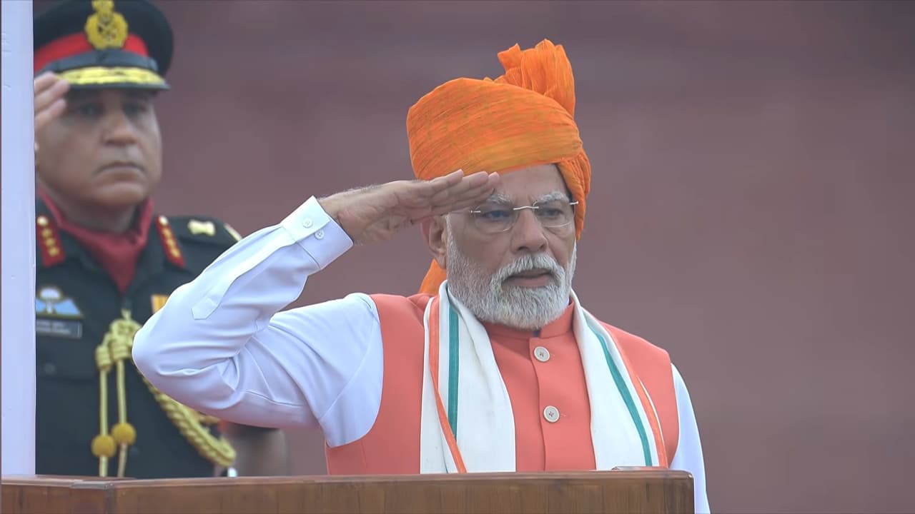 Independence Day 2025: PM Modi Continues 'Safa' tradition, Opts For ...