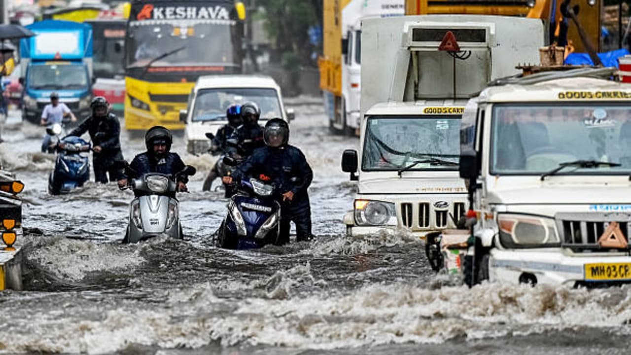 Mumbai Flood Alert: मुंबई में आज फिर भारी बारिश की चेतावनी, ऑरेंज अलर्ट ...