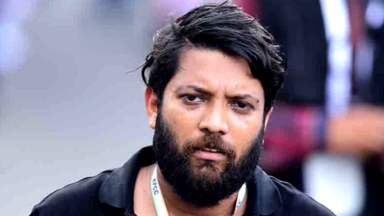 പാർലമെന്‍റിൽ പോയില്ല, രാവിലെ മുതൽ ഫ്ലാറ്റിൽ, കാത്തുനിന്ന മാധ്യമങ്ങളെ കാണാതെ ബിഹാറിലേക്ക് ഷാഫി ...