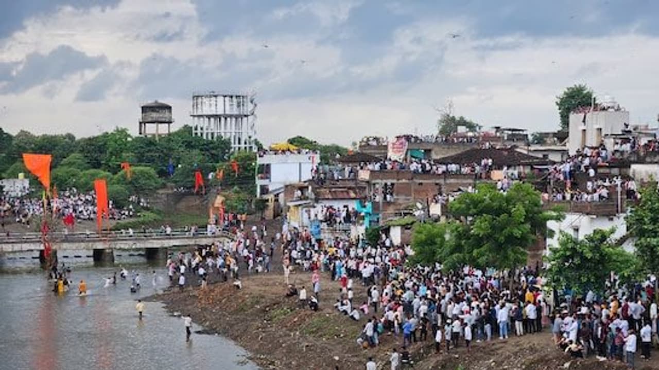 Gotmar stone pelting: கல் வீசித் தாக்கும் திருவிழா... 900 பேருக்கு மேல் ...