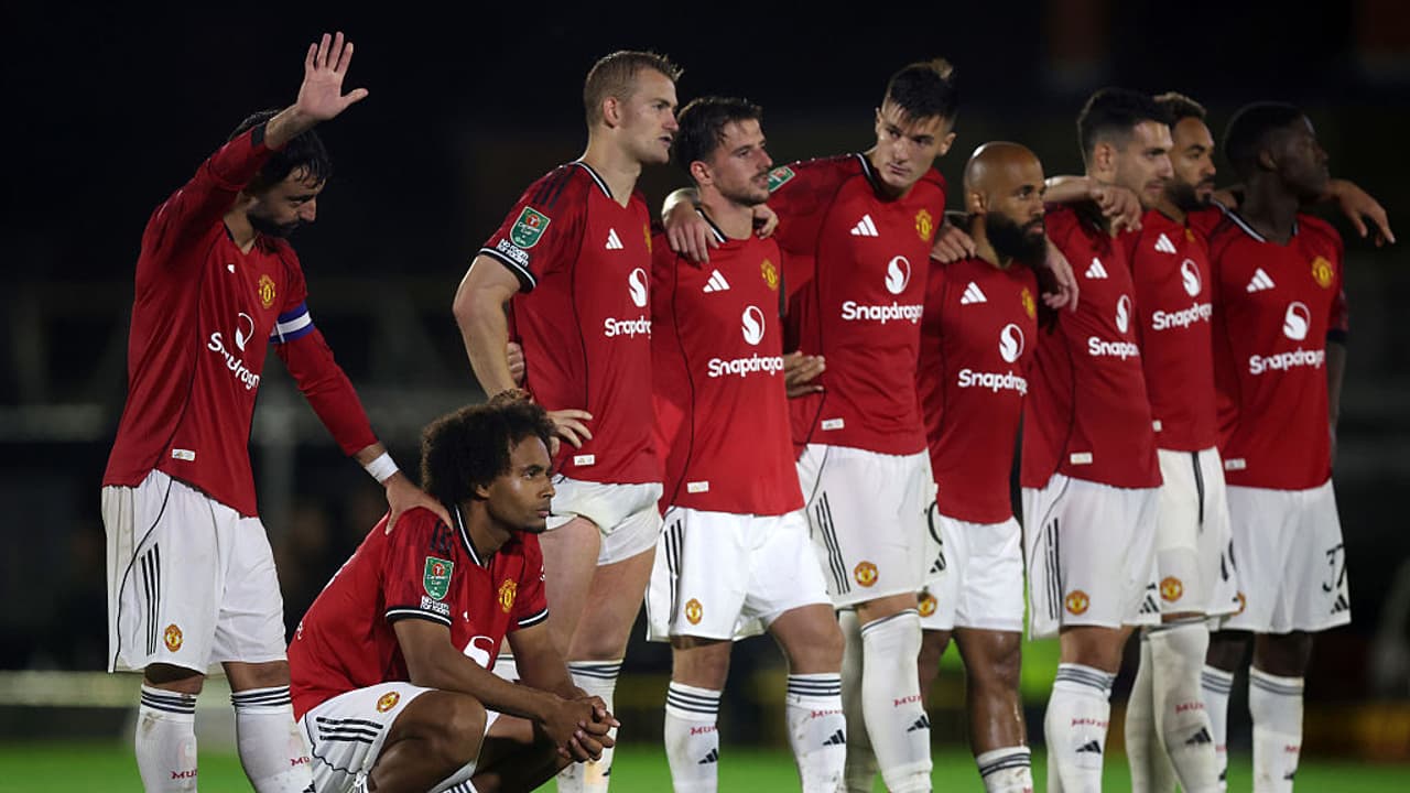 তৃতীয় ডিভিশনের ক্লাবের কাছে হার, লজ্জার নতুন নজির ম্যাঞ্চেস্টার ইউনাইটেডের | Carabao Cup League ...