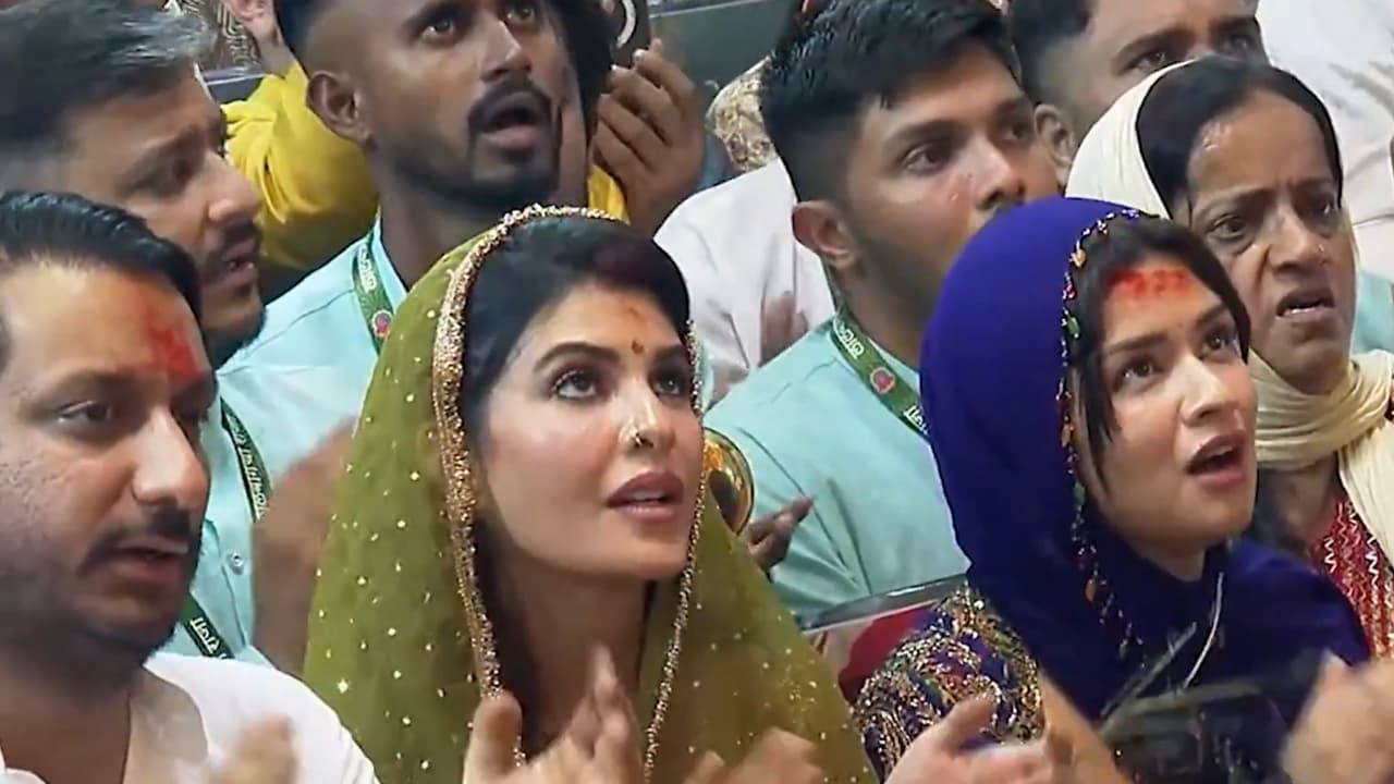 पार्थ पवार आणि जॅकलिन फर्नांडिस यांनी ''सोबत'' घेतले लालबागच्या राजाचे दर्शन, पार्थ यांनी नोटा ...