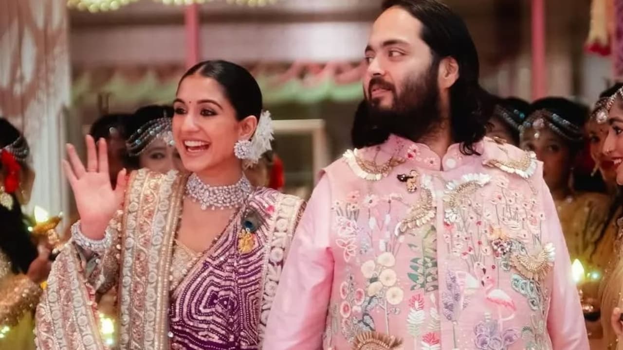गणेश विसर्जन पर राधिका मर्चेंट और अनंत अंबानी की क्यूट लड़ाई, देखिए ...
