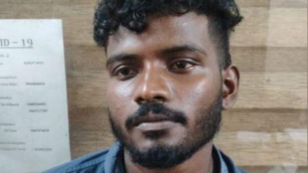 ഓണക്കളി പ്രാക്ടീസ് ചെയ്തുകൊണ്ടിരുന്ന പെൺകുട്ടിയെ കളിയാക്കി ...